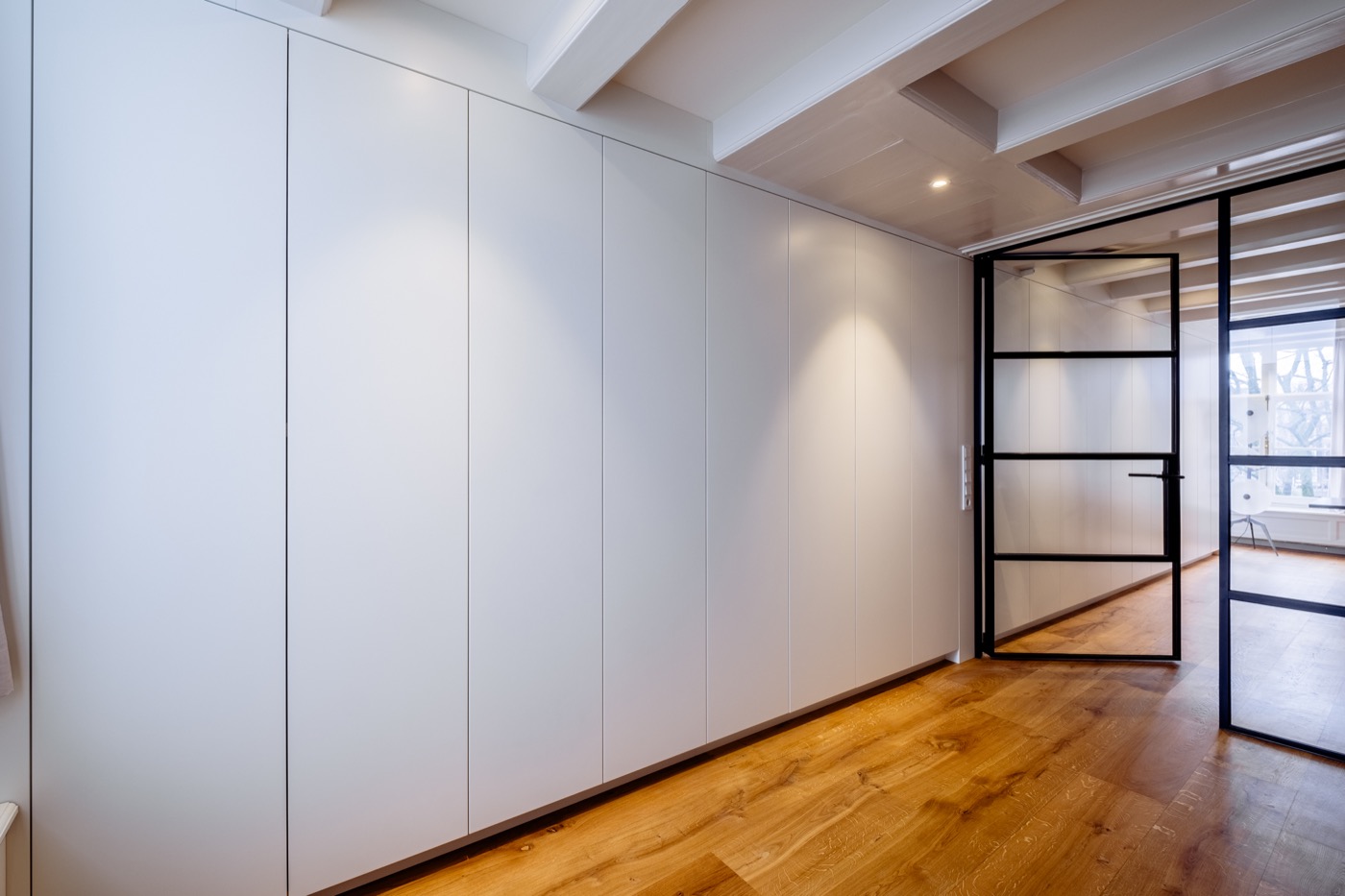 Wardrobe with push to open doors - Jeroen Kool
