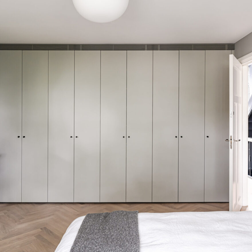 Wardrobe with push to open doors - Jeroen Kool